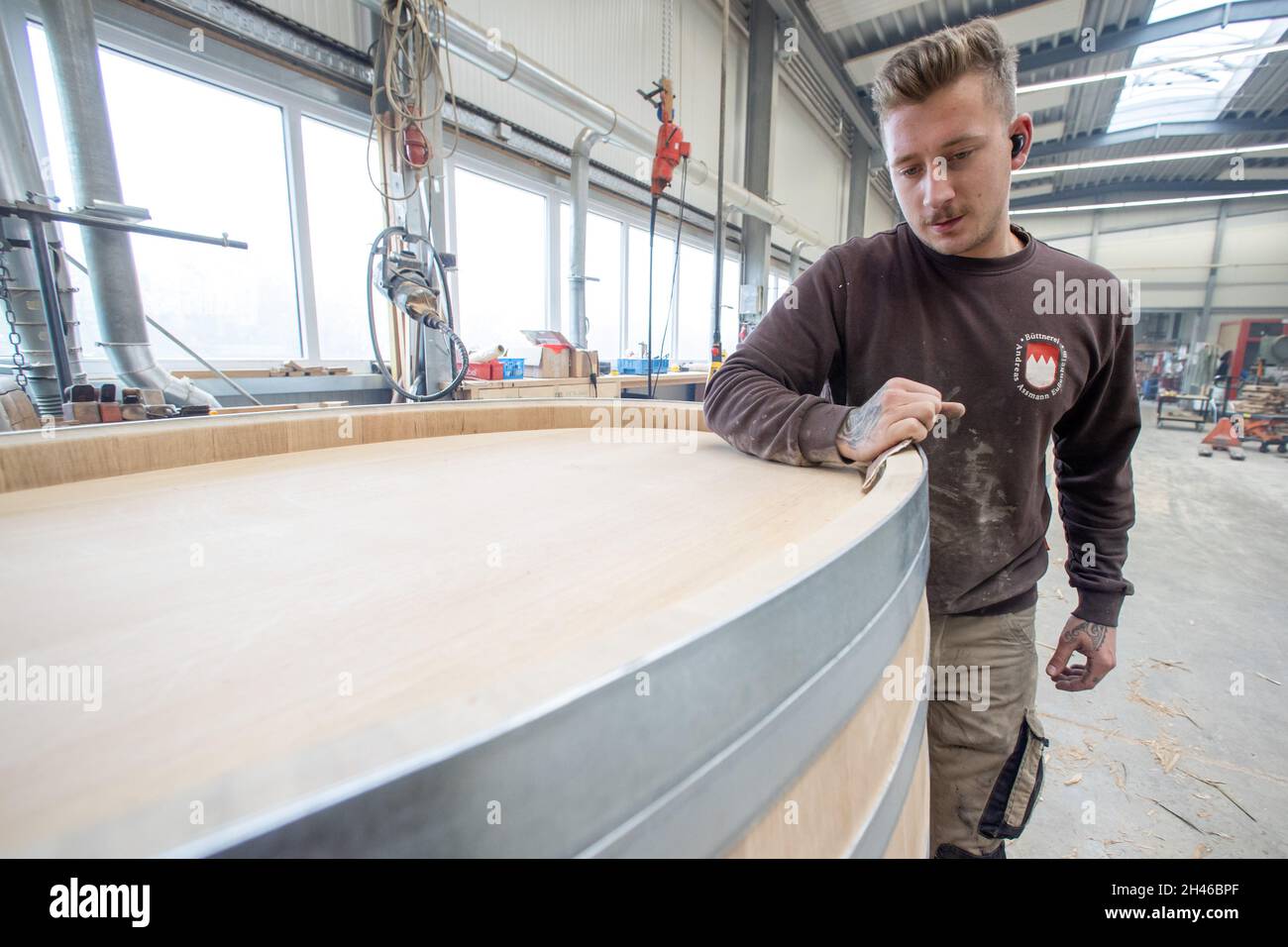 PRODUCTION - 11 October 2021, Bavaria, Eußenheim: The cooper Samuel ...