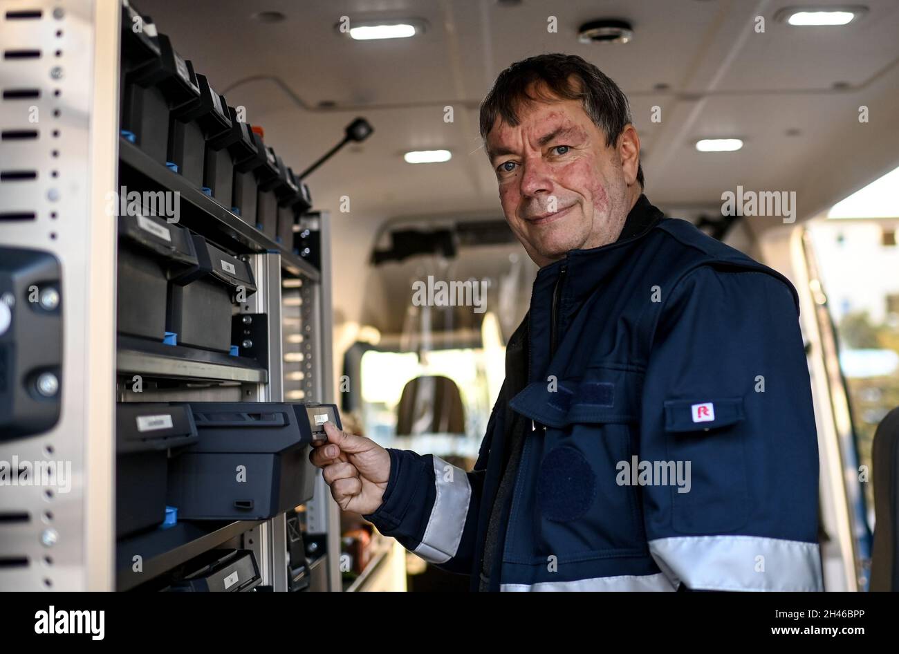 Berlin, Germany. 28th Oct, 2021. Cold bus driver Matthias Spreemann ...