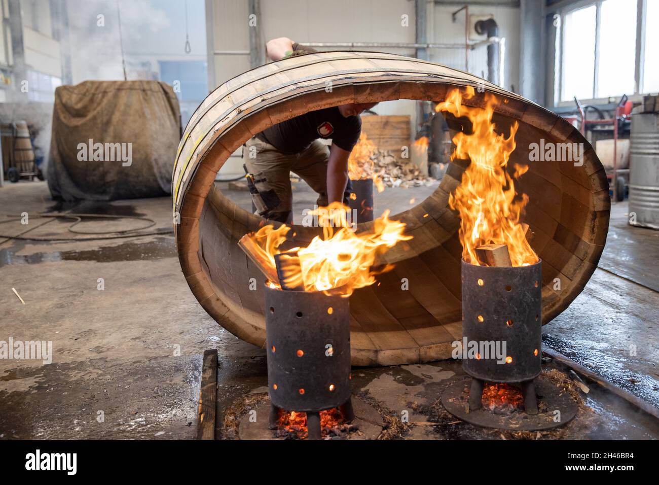 PRODUCTION - 11 October 2021, Bavaria, Eußenheim: The beader Tobias ...