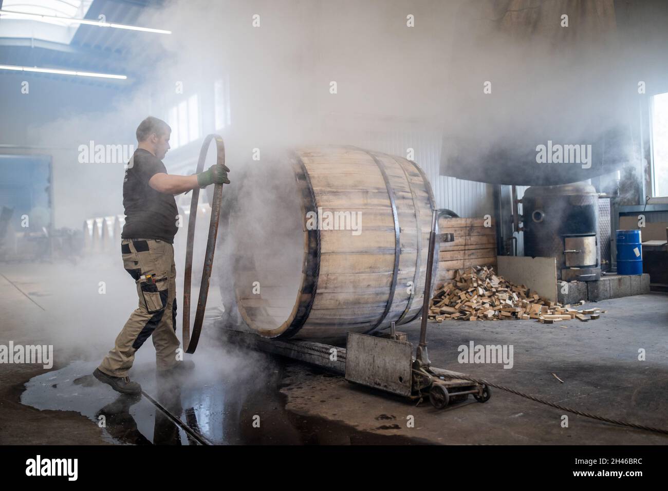 PRODUCTION - 11 October 2021, Bavaria, Eußenheim: The cooper Tobias ...