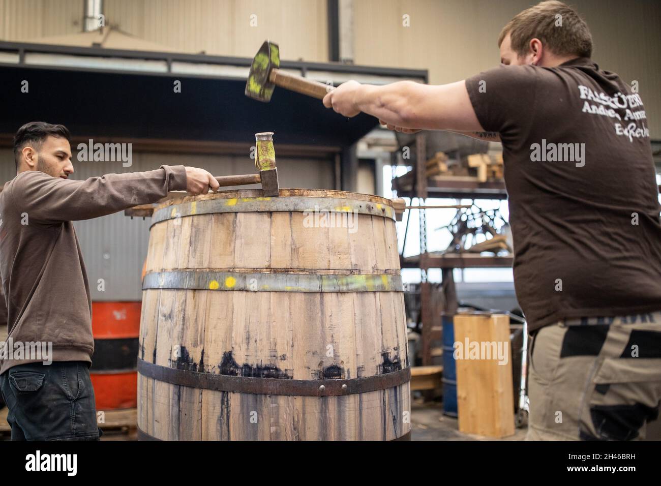 PRODUCTION - 11 October 2021, Bavaria, Eußenheim: The barrel makers ...