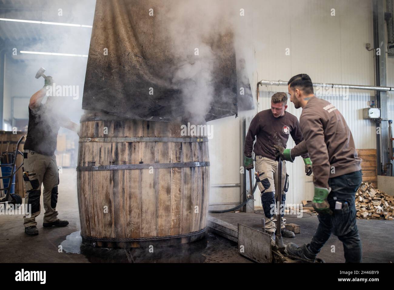 PRODUCTION - 11 October 2021, Bavaria, Eußenheim: In the Aßmann ...