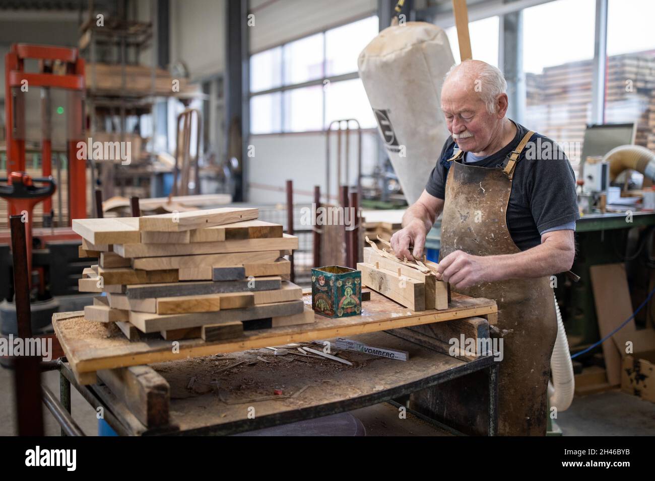 PRODUCTION - 11 October 2021, Bavaria, Eußenheim: The woodworker Karl ...