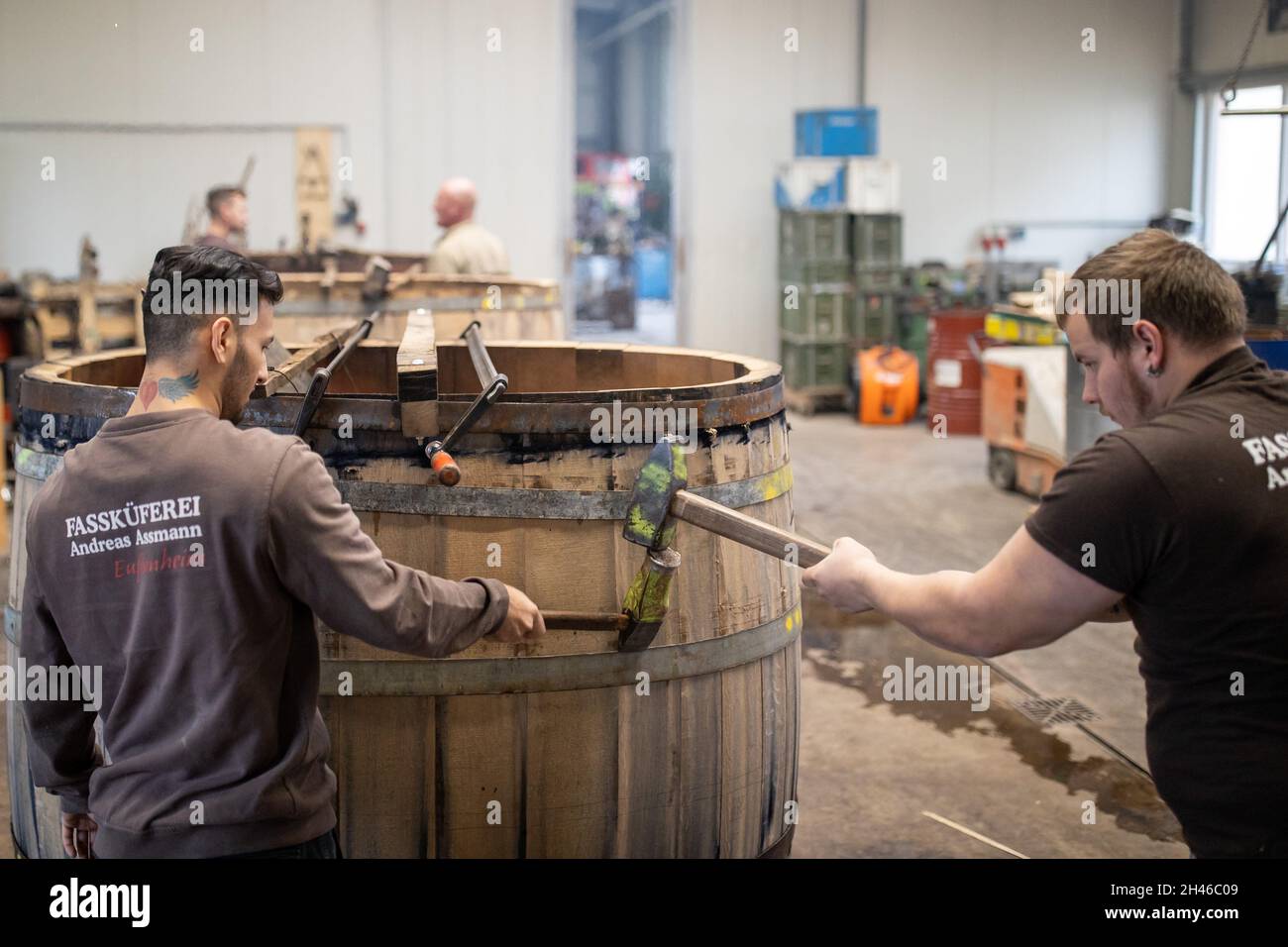 PRODUCTION - 11 October 2021, Bavaria, Eußenheim: The barrel makers ...