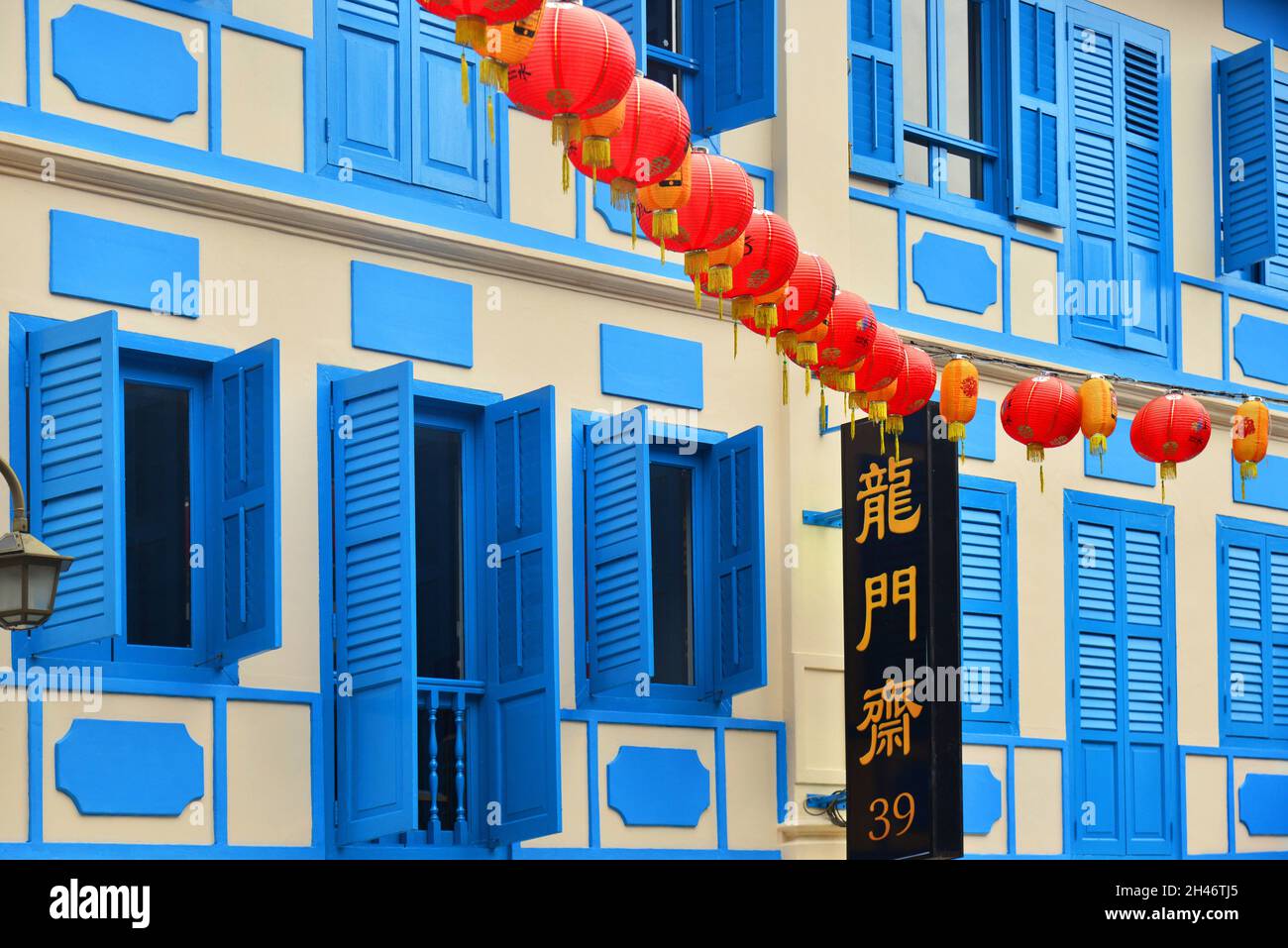 SINGAPORE. THE OLD HOUSES OF CHINATOWN HAVE BEEN RESTORED SINCE 1990 ...