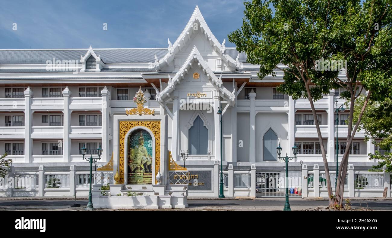 Courthouse for the Thailand Supreme Court in downtown Bangkok Stock ...