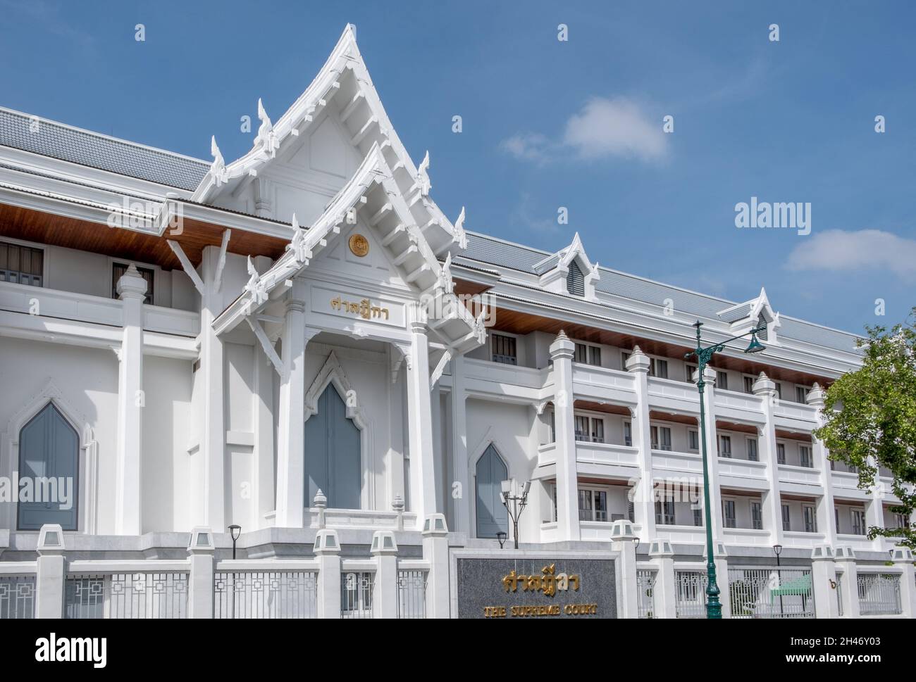 Courthouse for the Thailand Supreme Court in downtown Bangkok Stock ...