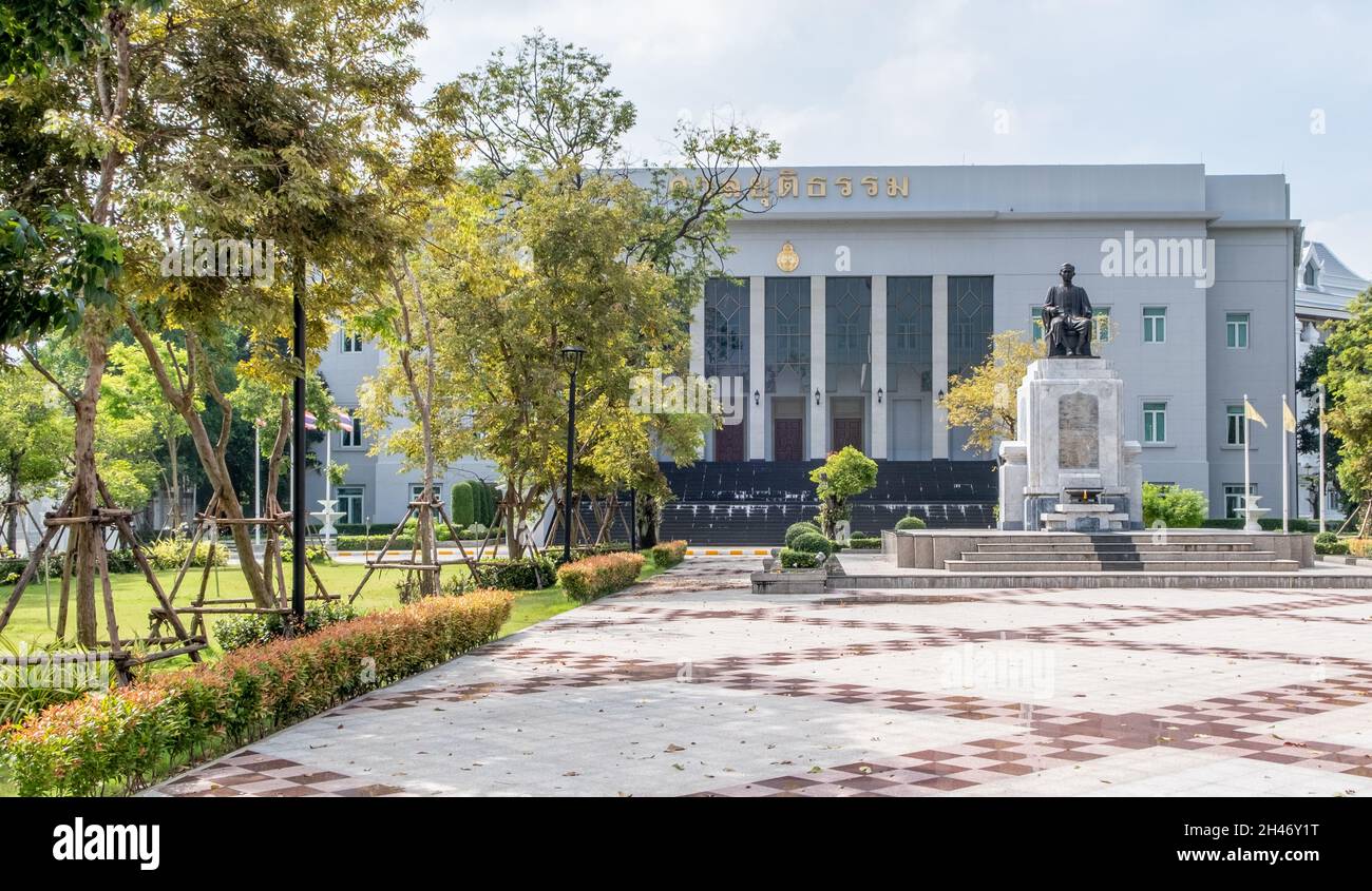 Courthouse for the Thailand Supreme Court in downtown Bangkok Stock ...