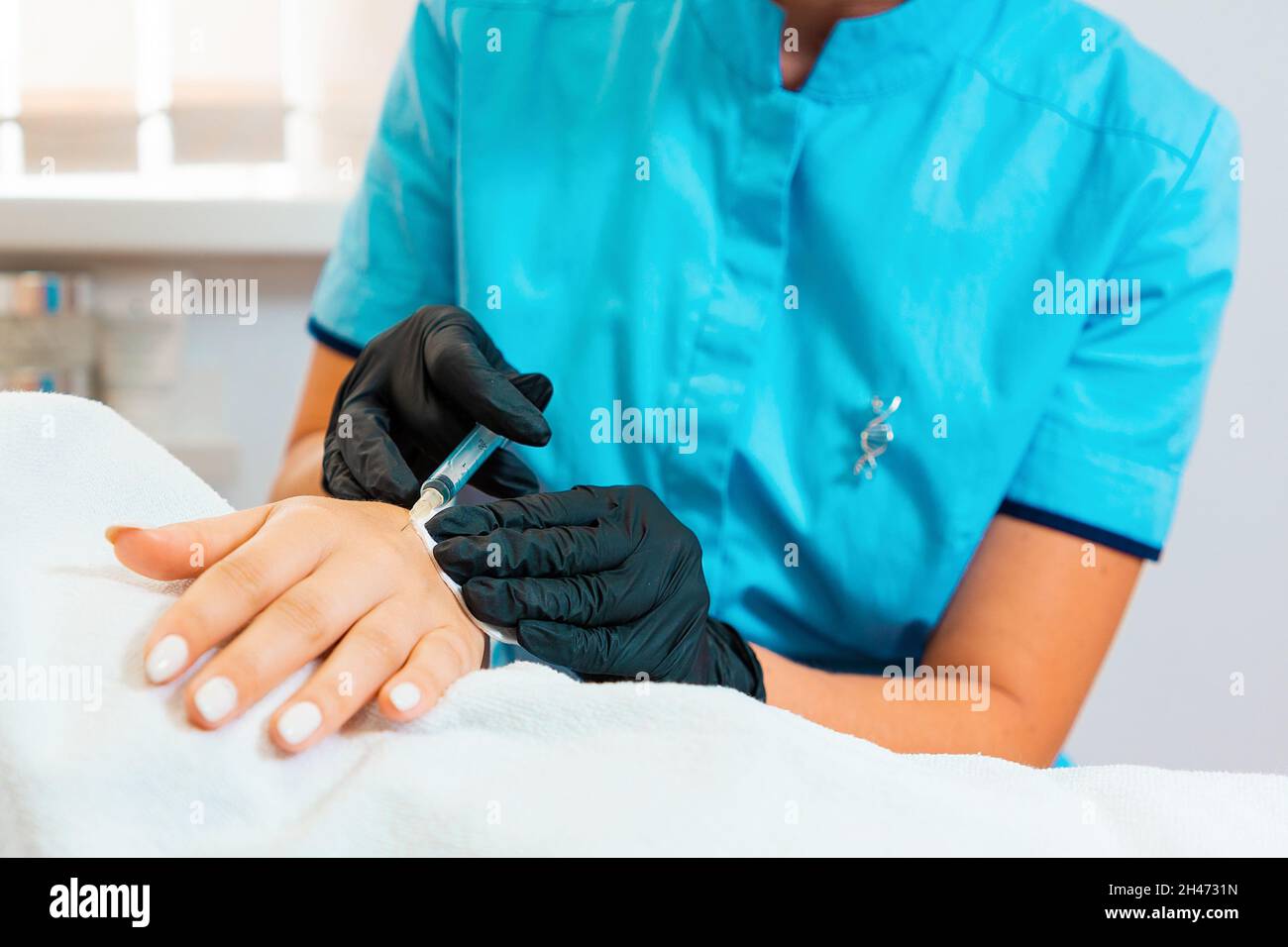 Procedure in beauty salon. Doctor makes injections of botulinum toxin ...
