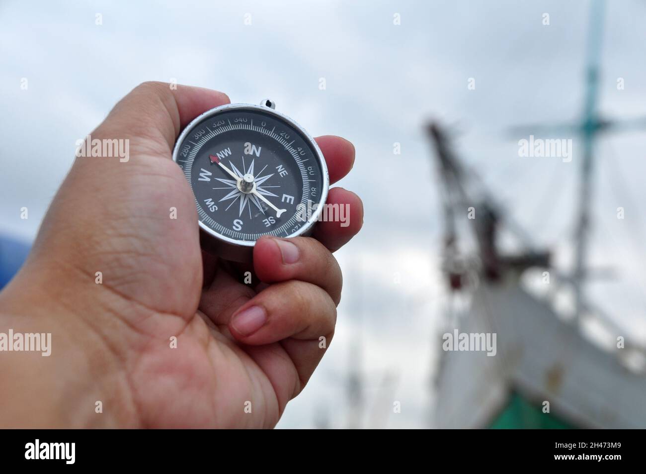 Ships compass hi-res stock photography and images - Alamy