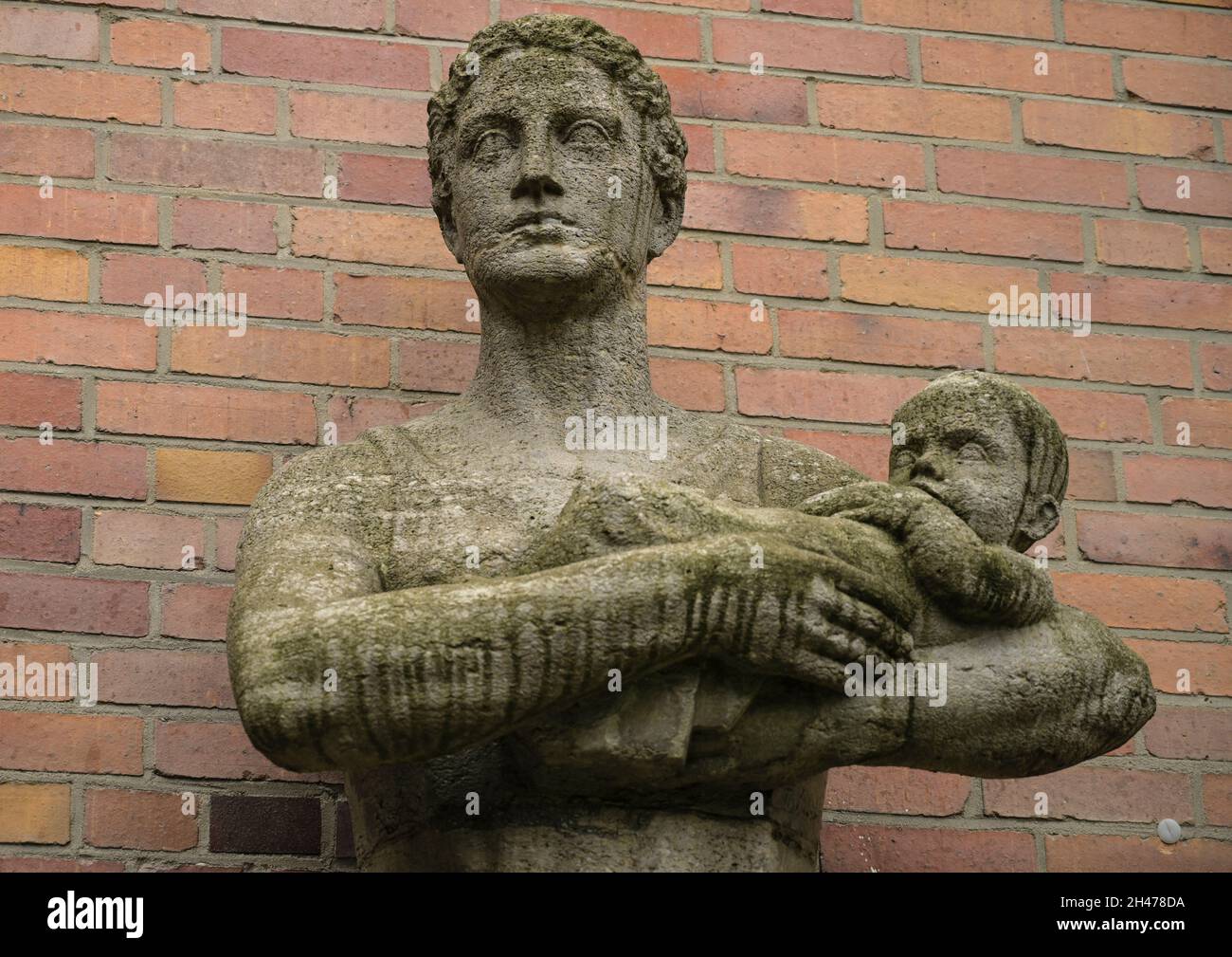 Skulptur "Familie" , Gagfah-Verwaltungsgebäude, 1938-39 von Jürgen ...