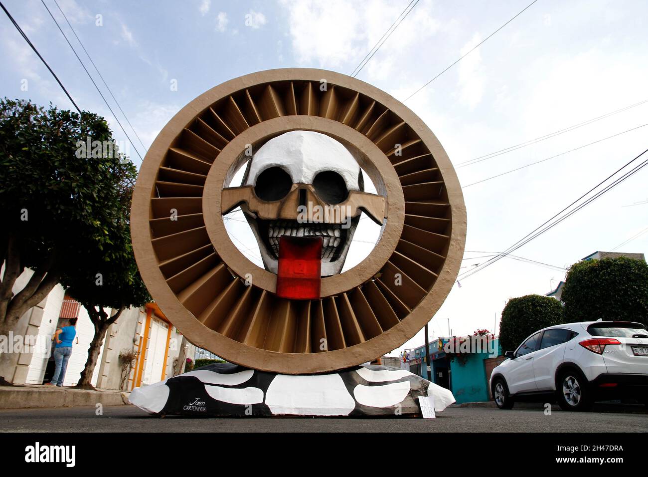 Cardboard skeleton hi-res stock photography and images - Alamy