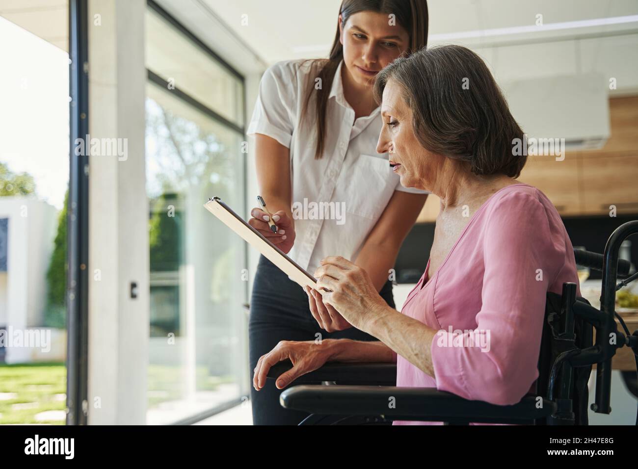 Elderly woman reading documents hi-res stock photography and images - Alamy
