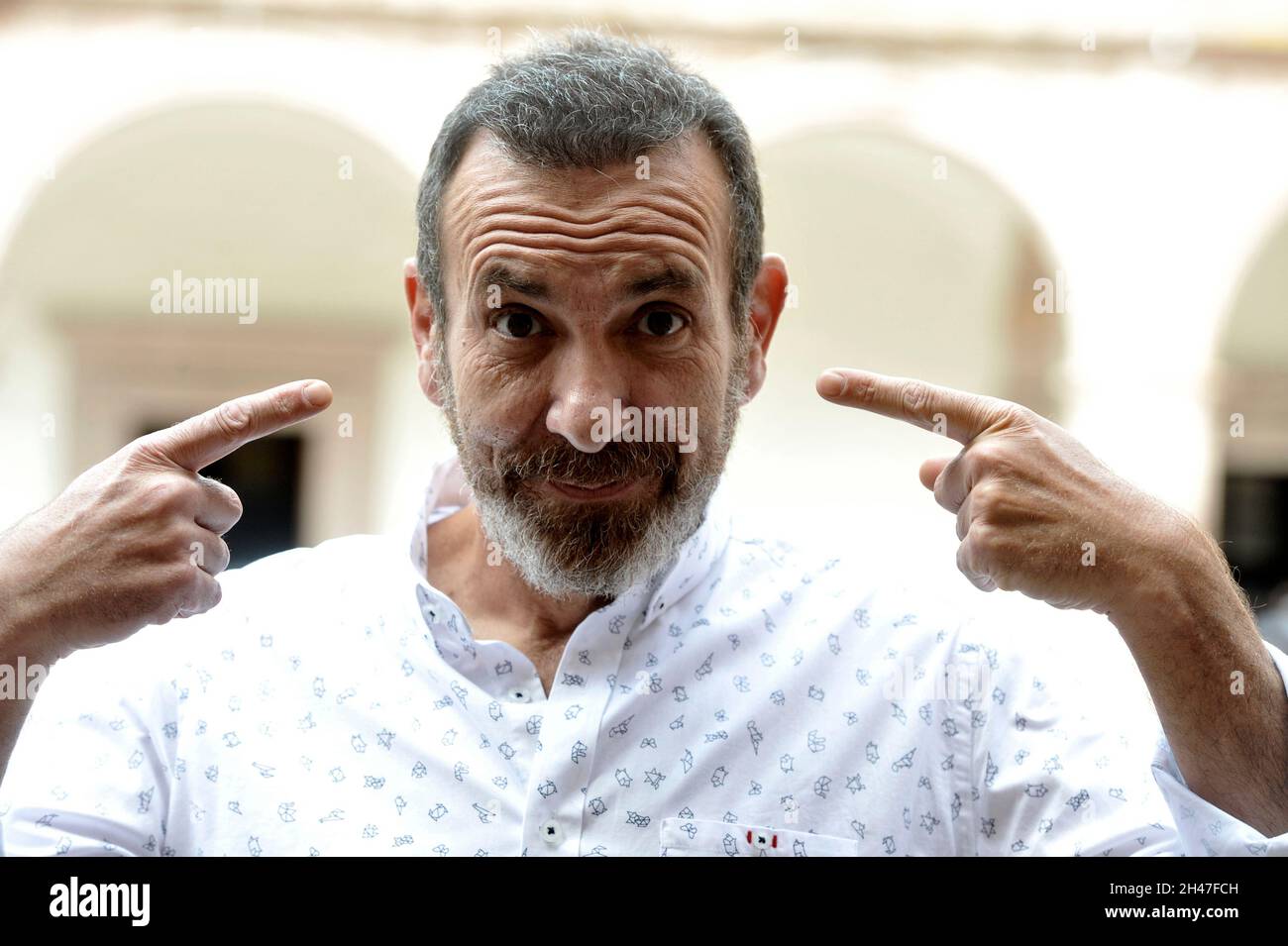 Non Exclusive: MORELIA, MEXICO - OCTOBER 31, 2021: Actor Hernan Mendoza ...