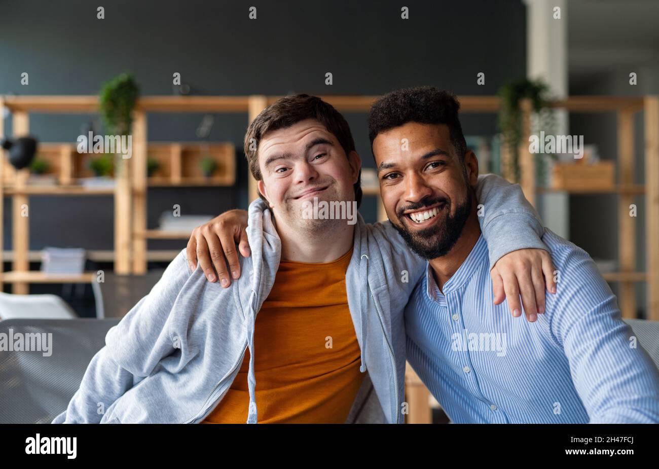 Arm around friend hi-res stock photography and images - Alamy