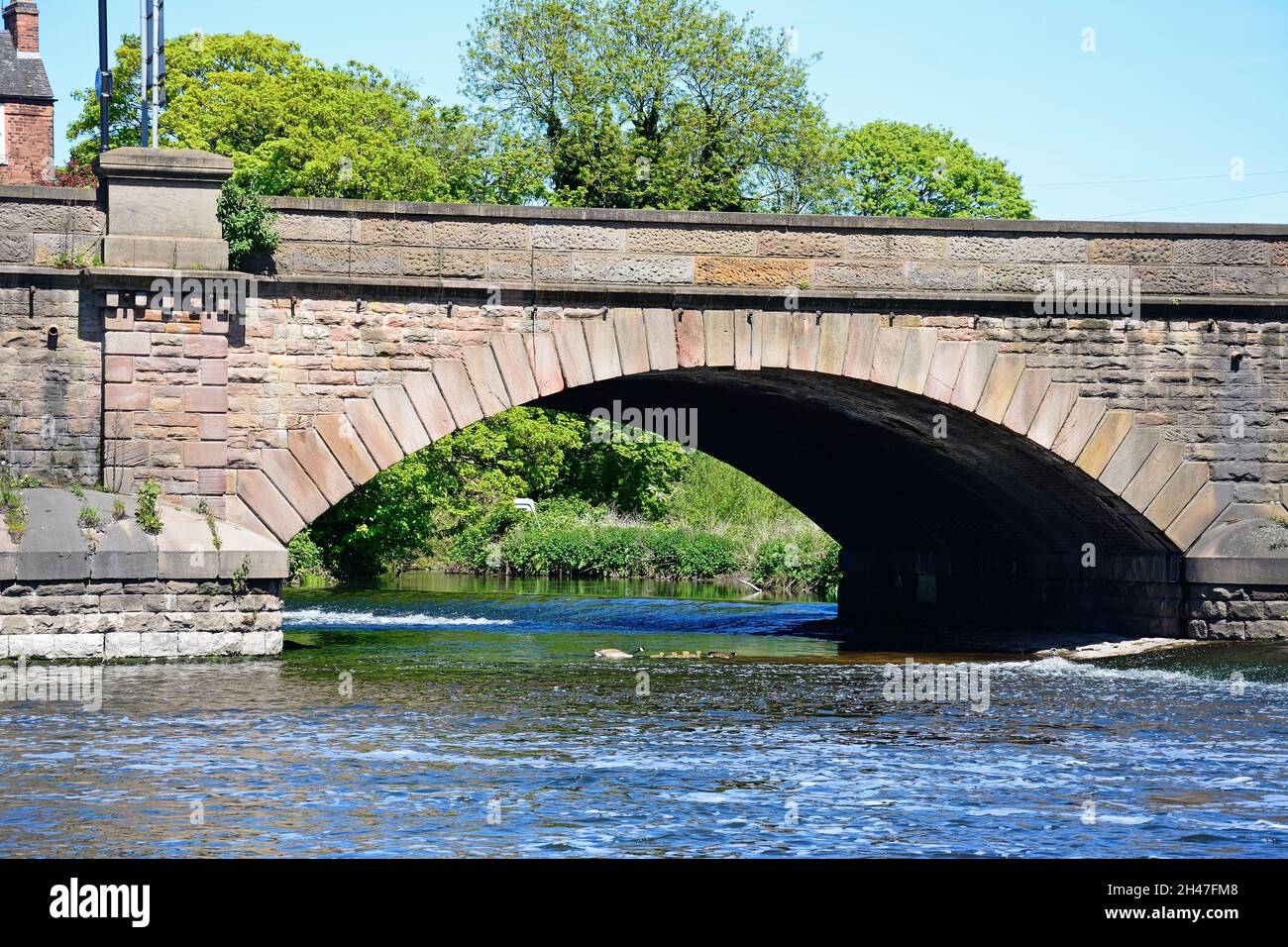 Arch in the Trent Bridge road bridge A511 over the River Trent, Burton ...