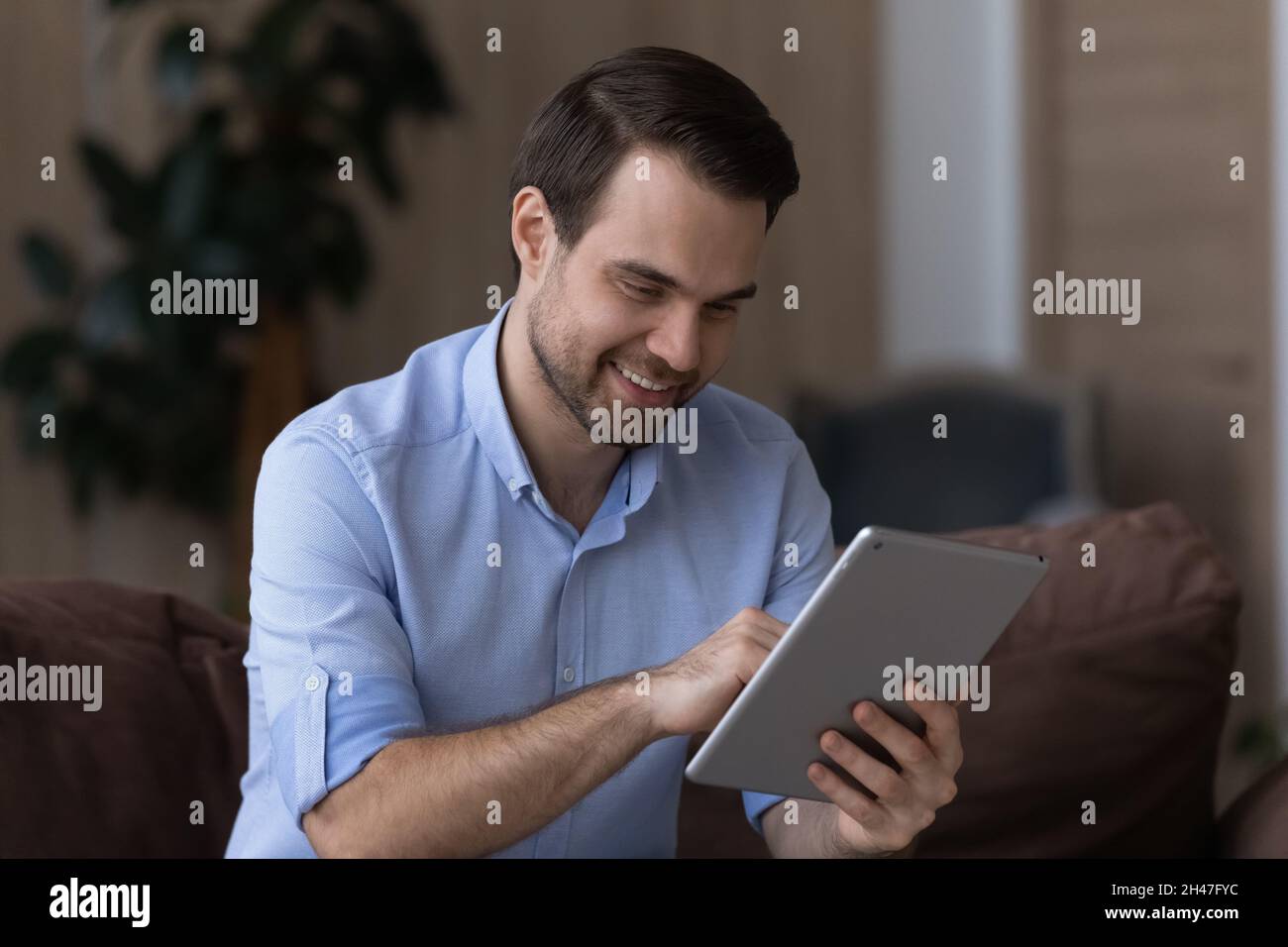 Man check email computer hi-res stock photography and images - Alamy