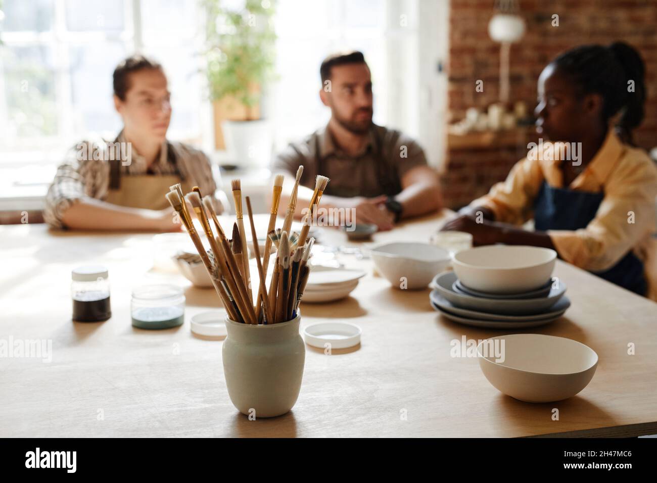 Diverse group pottery class hi-res stock photography and images - Alamy
