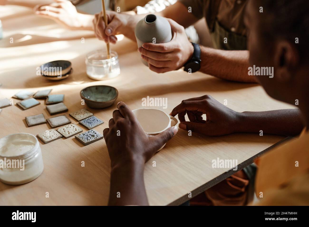 Diverse group pottery class hi-res stock photography and images - Alamy