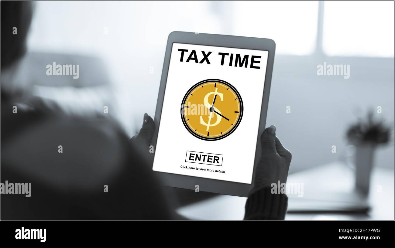 Tablet screen displaying time hi-res stock photography and images - Alamy