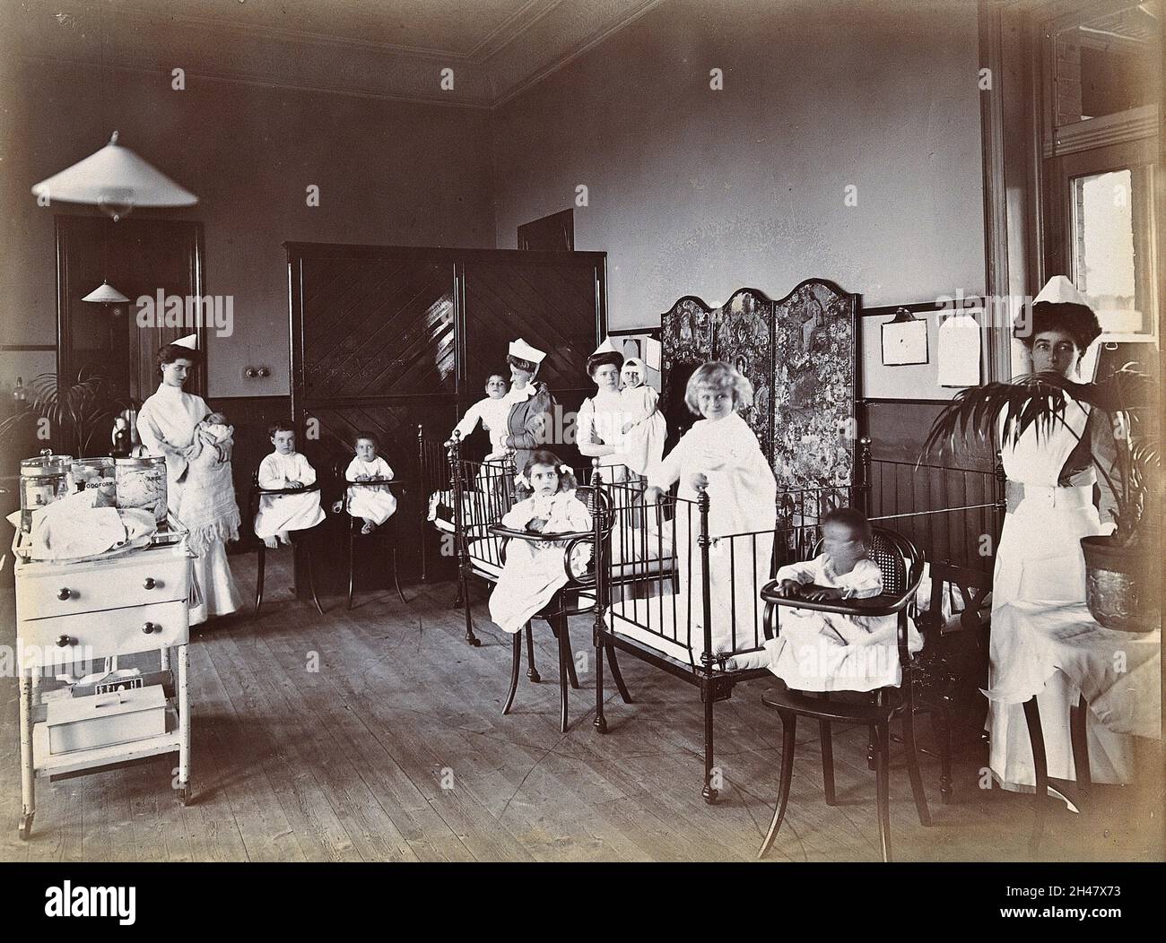 Johannesburg Hospital, South Africa: small hospital ward with nurses ...
