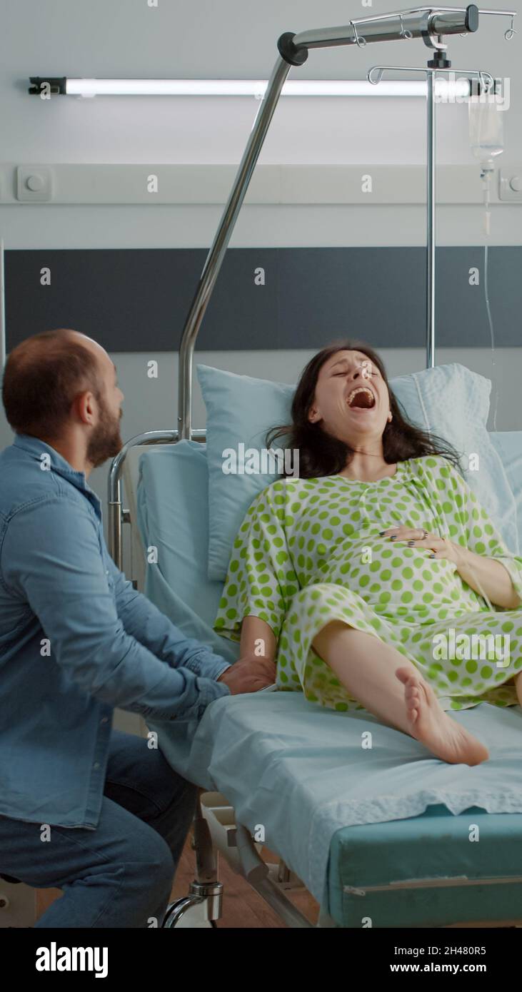 Woman pregnant with man screaming labor hi-res stock photography and ...