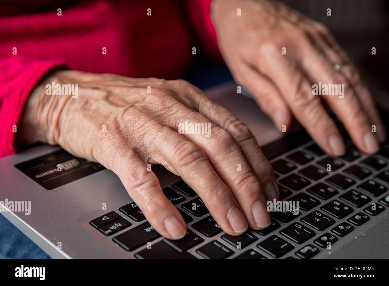 The hands of a 70-year-old woman on a laptop keyboard Stock Photo - Alamy