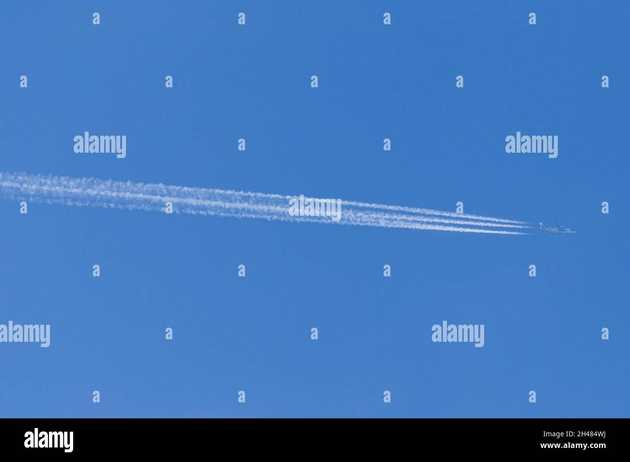 1 white aircraft contrail hi-res stock photography and images - Alamy