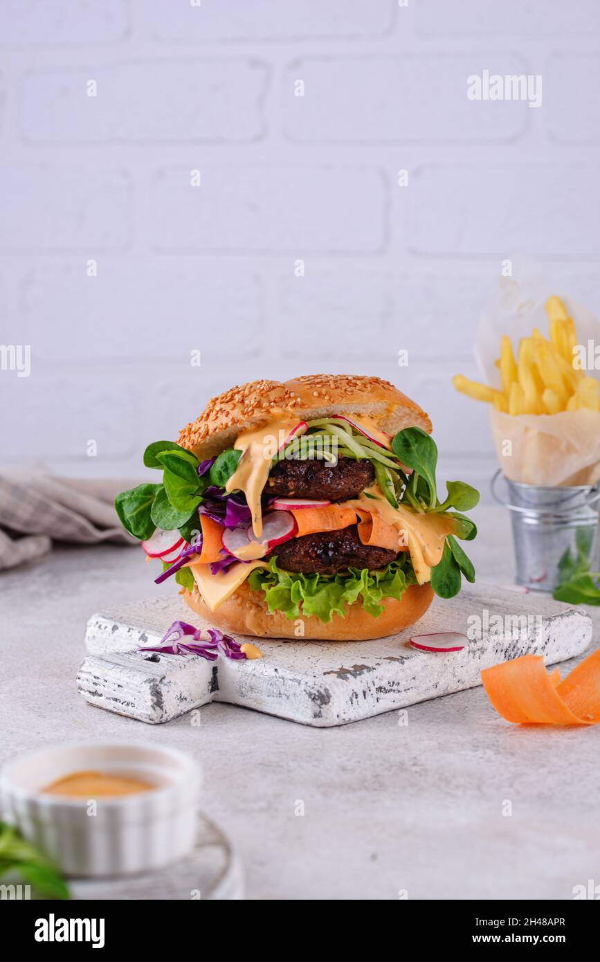 Burger with vegetables and plant-based cutlet Stock Photo - Alamy