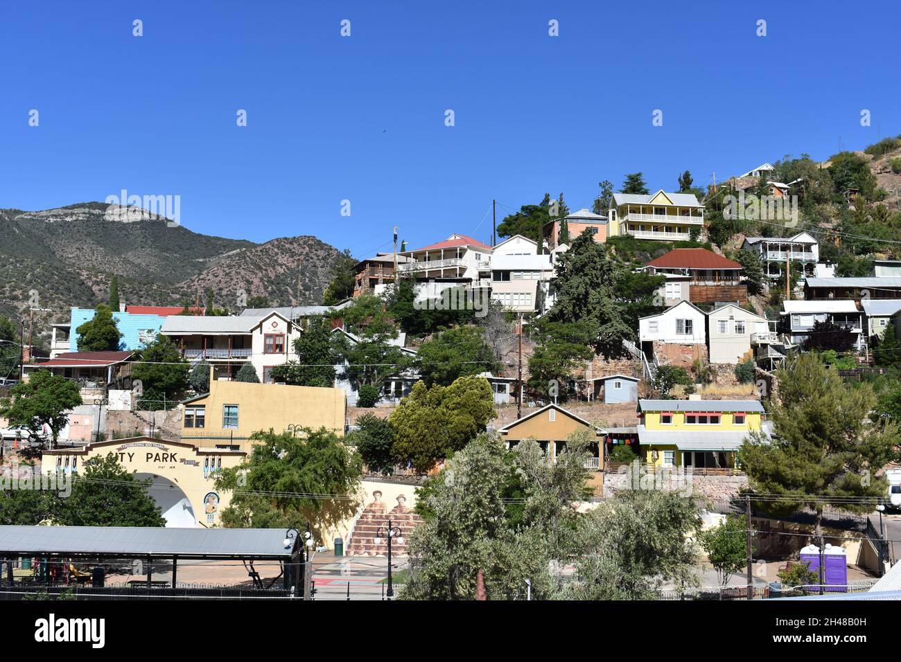 BISBEE, UNITED STATES - Sep 09, 2019: A hillside view of dwellings in ...