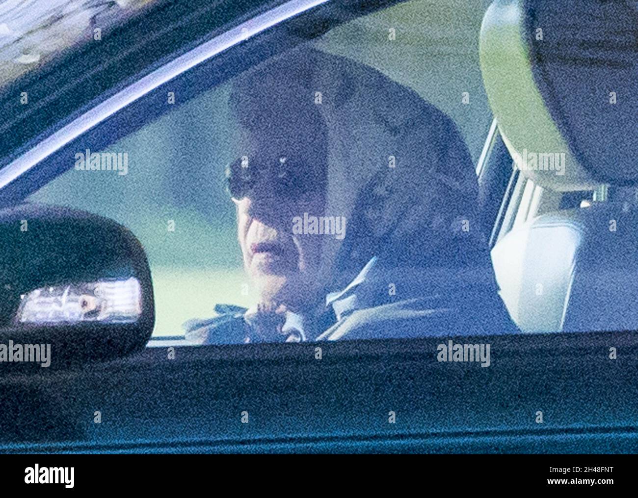 Queen elizabeth driving car hi-res stock photography and images - Alamy