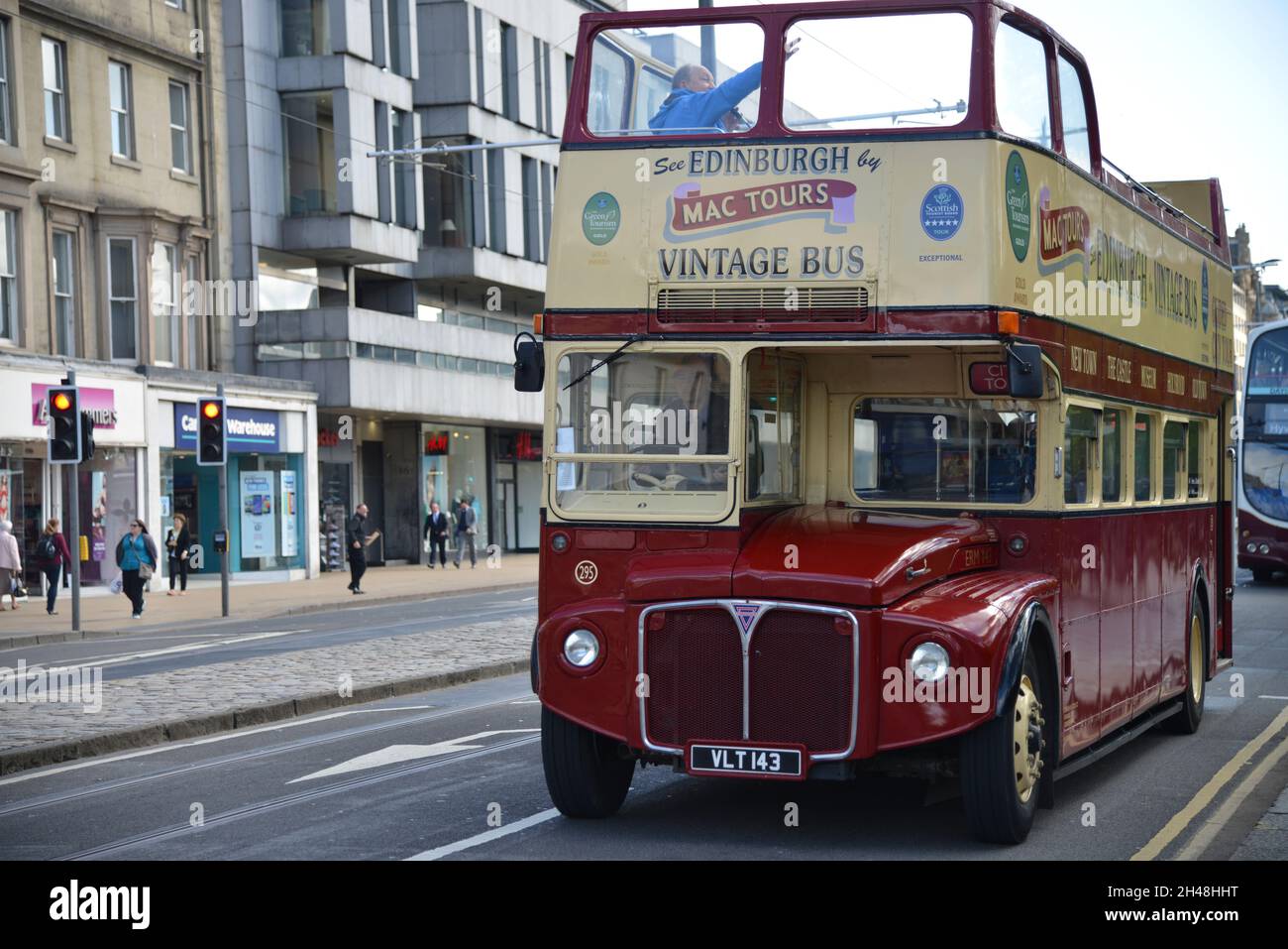 Sightseeing in Edinburgh by Vintage Bus -1 Stock Photo - Alamy