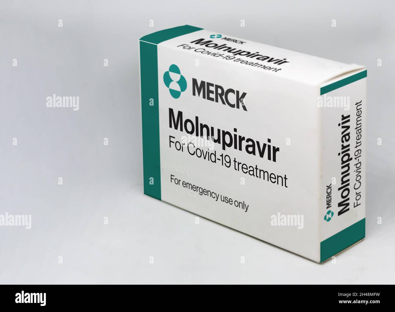 New York, USA, October 2021: Merck Covid-19 Molnupiravir treatment box ...