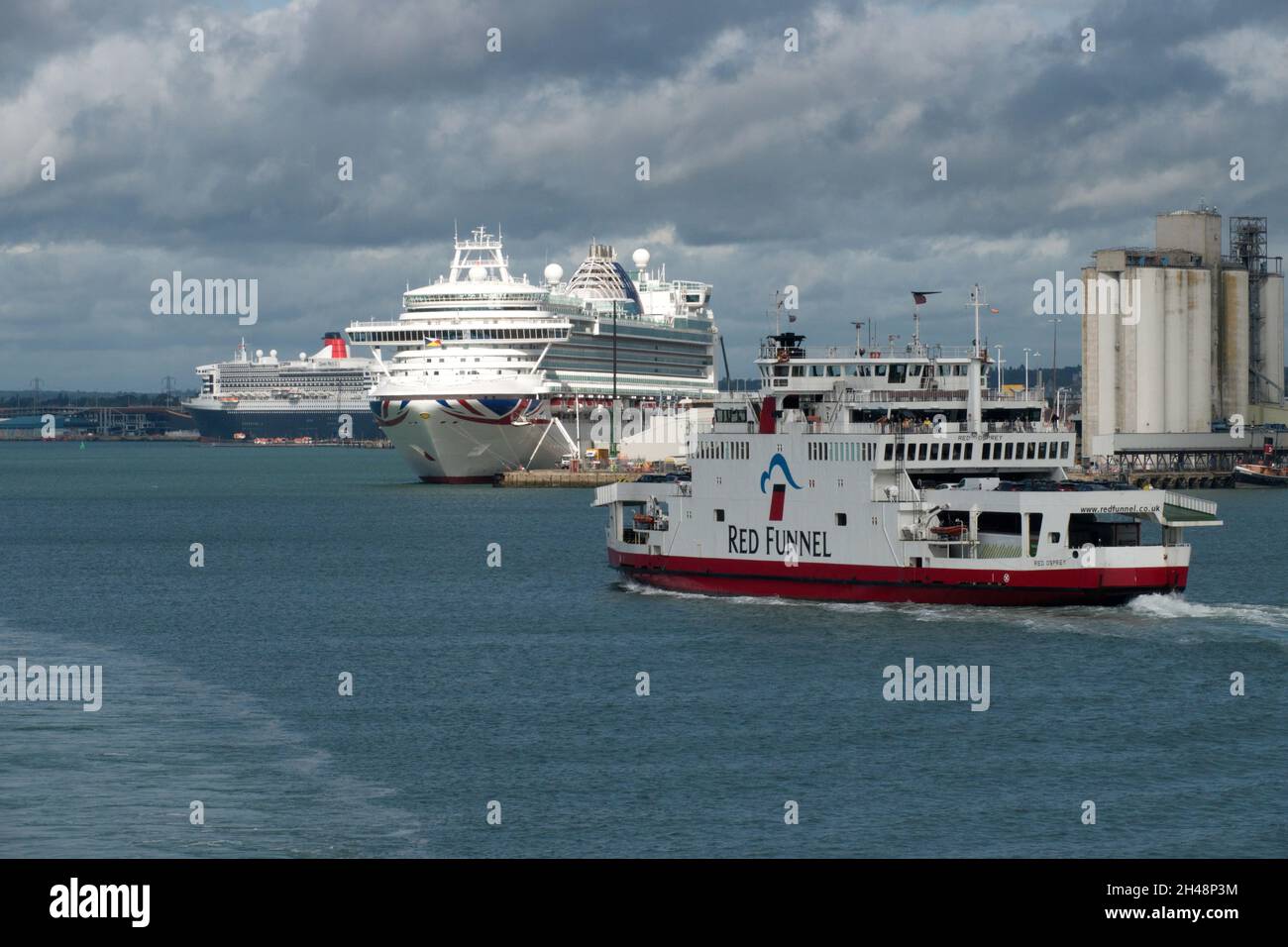 Cruise ship queen elizabeth ferry hi-res stock photography and images ...
