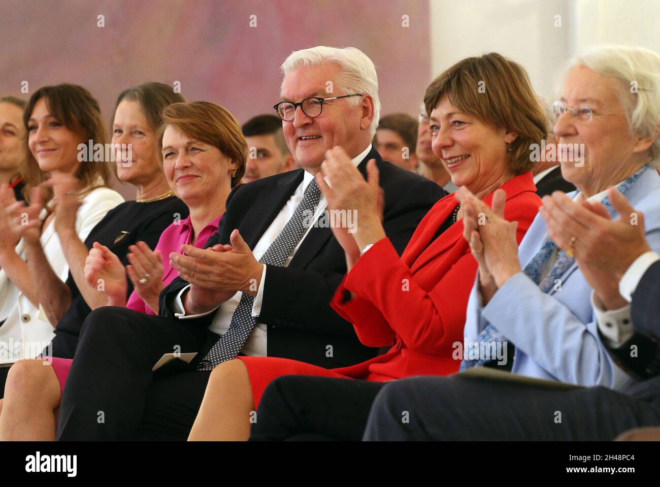 Berlin, Germany. 01st Nov, 2021. Laura Helene Rau (l-r), daughter of ...