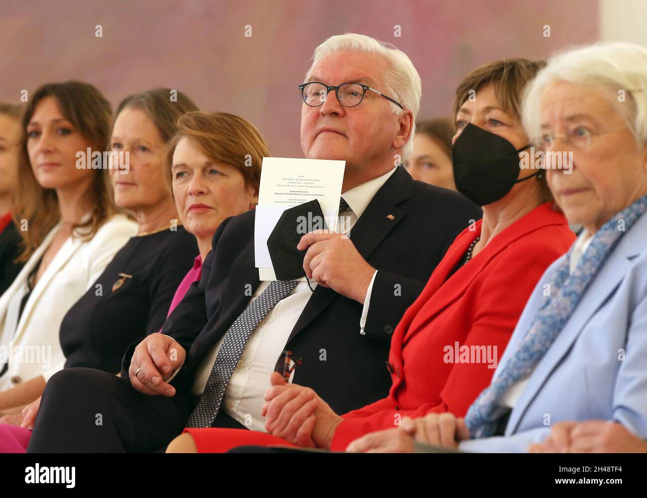 Berlin, Germany. 01st Nov, 2021. Laura Helene Rau (l-r), daughter of ...