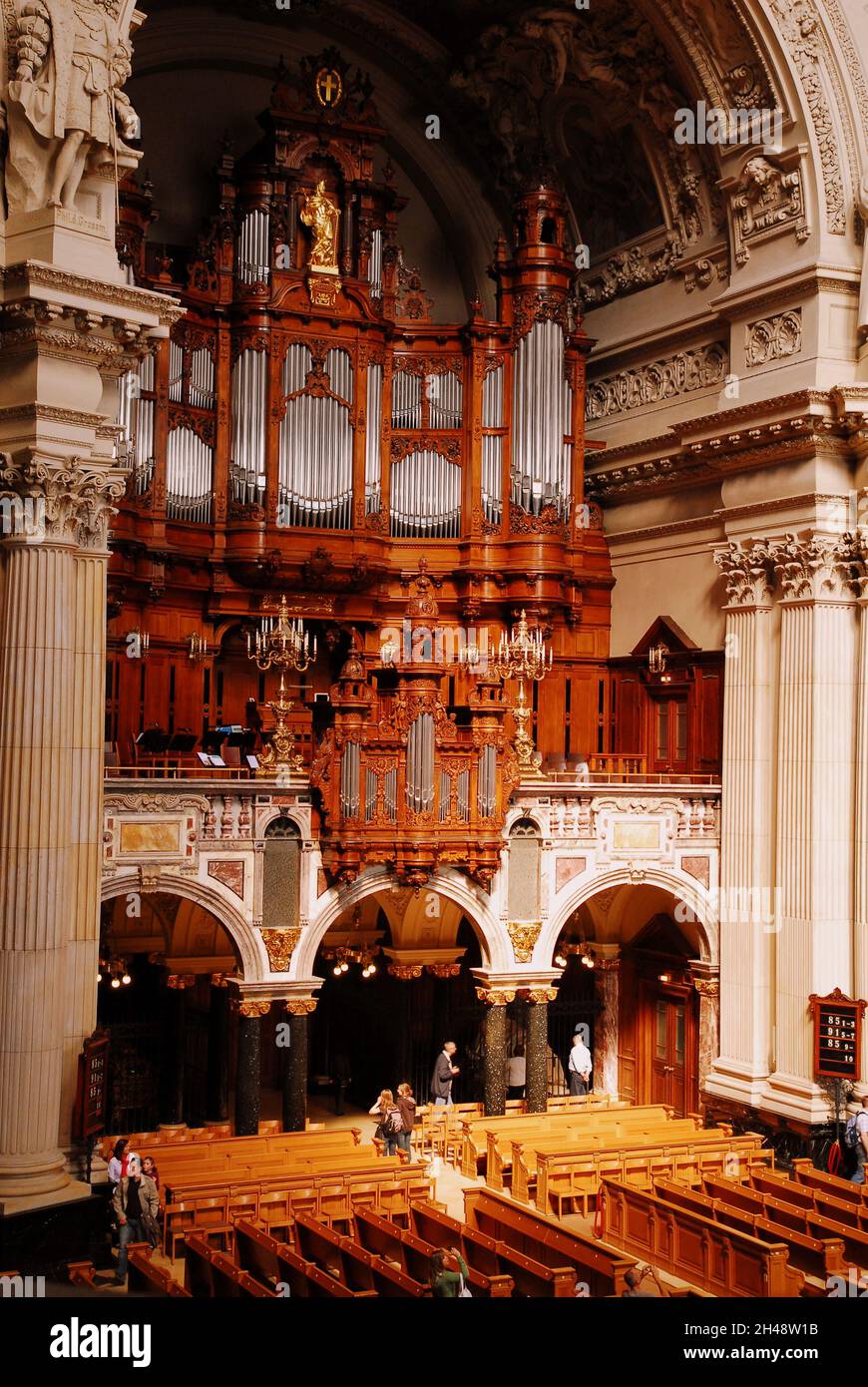 Organ instrument console hi-res stock photography and images - Alamy