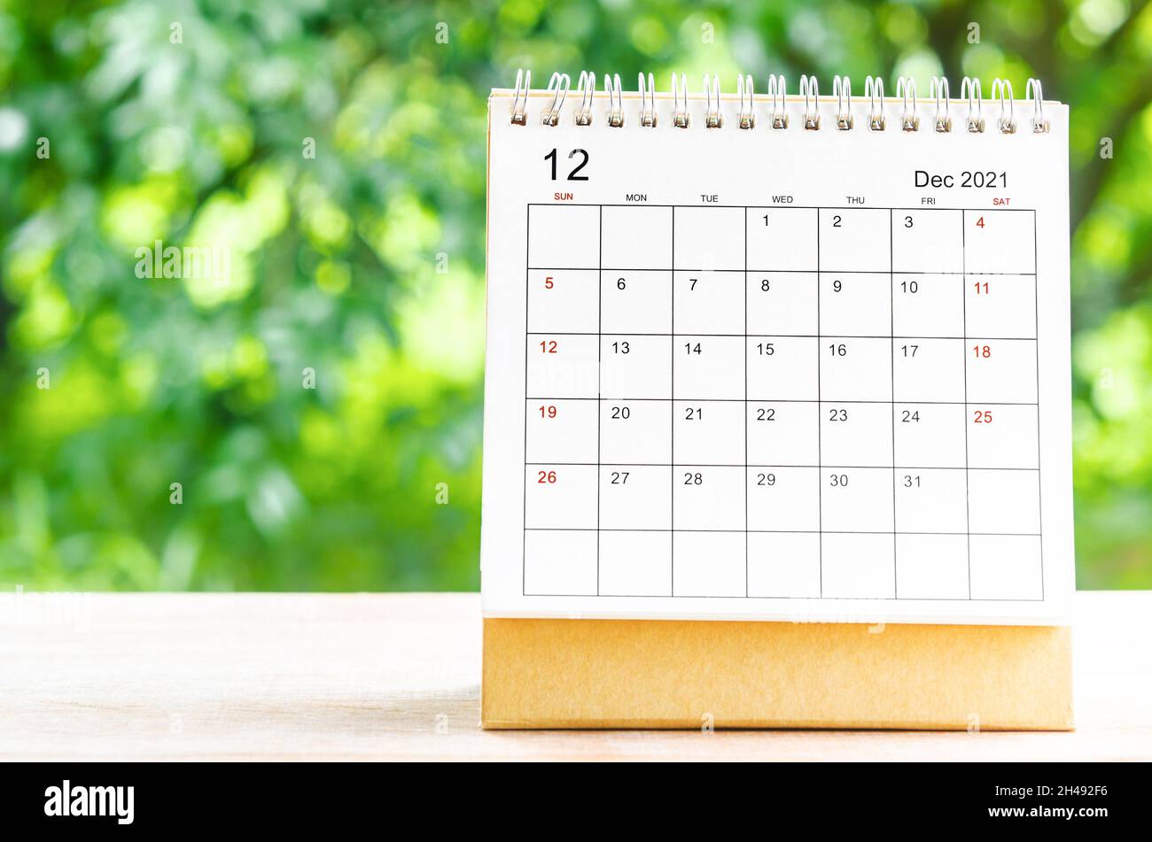 December 2021 Calendar desk for organizer to plan and reminder on ...