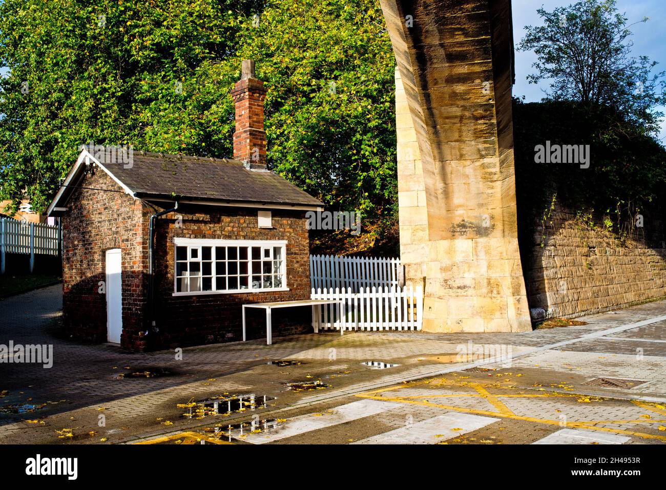 Lineside building hi-res stock photography and images - Alamy