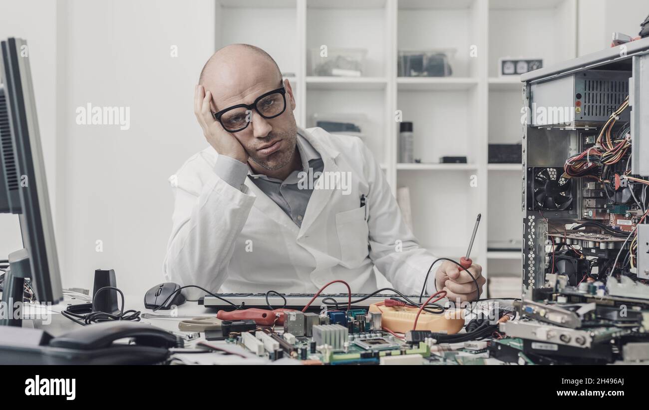 Technician repairing broken pc desktop hi-res stock photography and ...