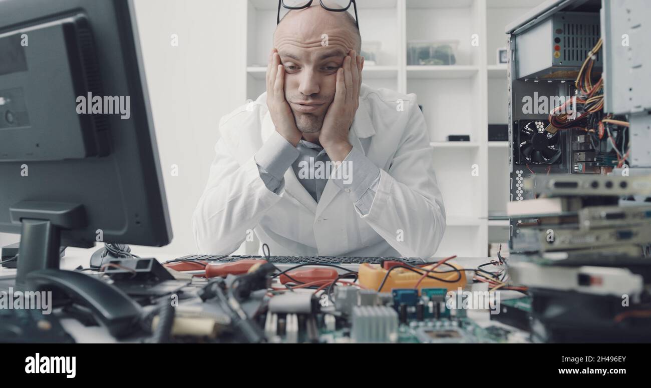 Technician repairing broken pc desktop hi-res stock photography and images - Alamy