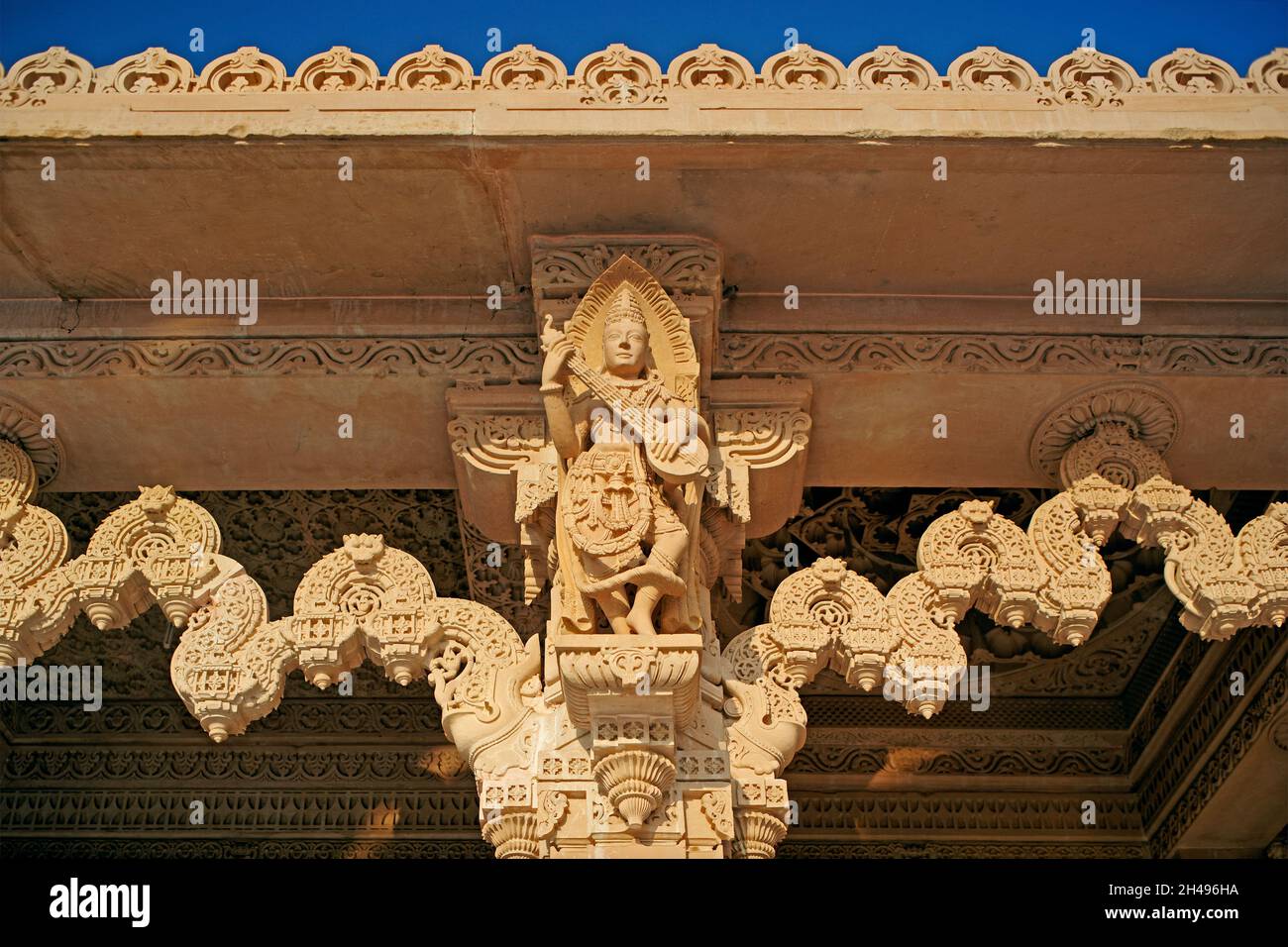 01 03 2009 Sculptures Playing Musical Instrument On Bracket Of A ...