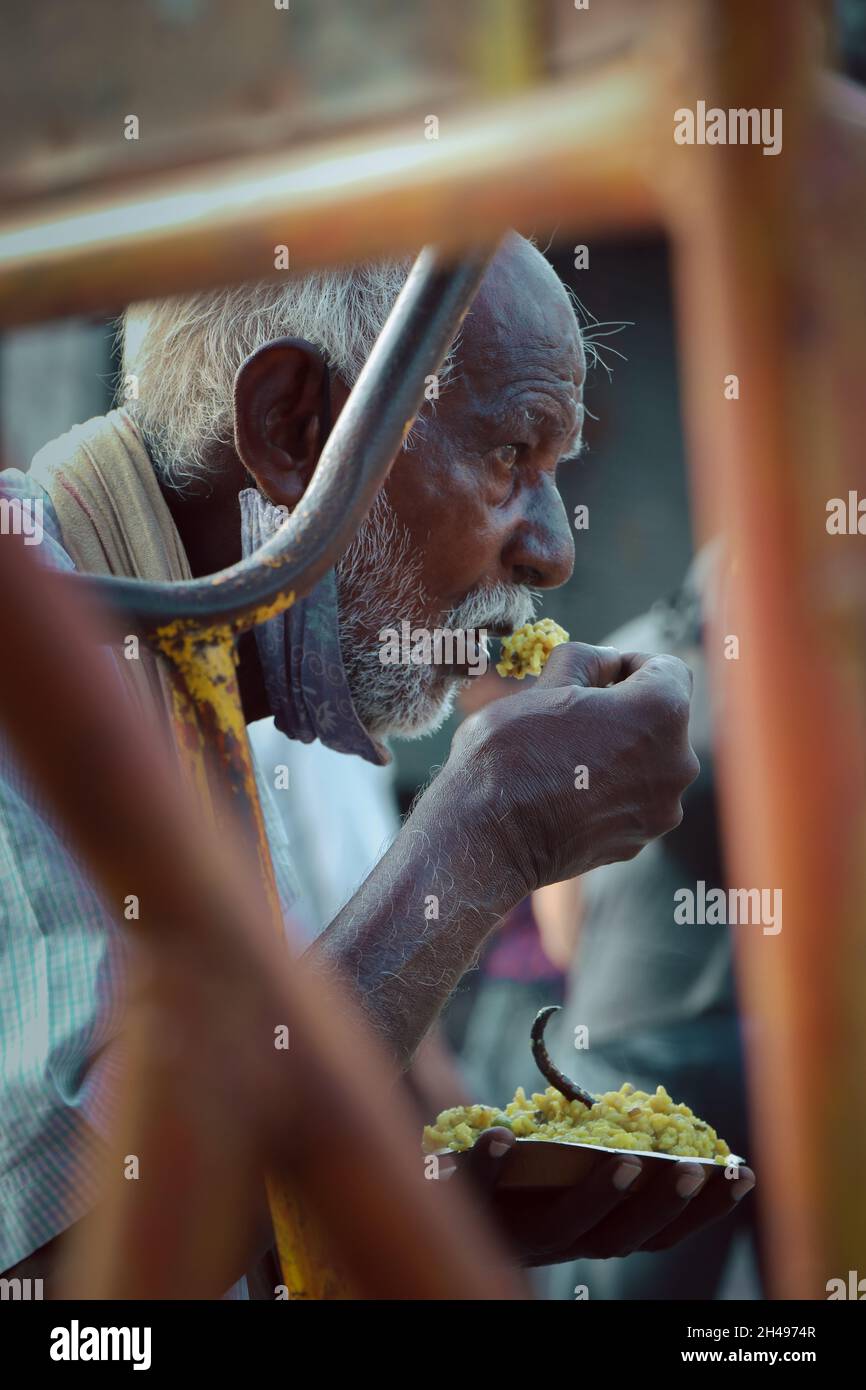 India people eating hands hi-res stock photography and images - Alamy