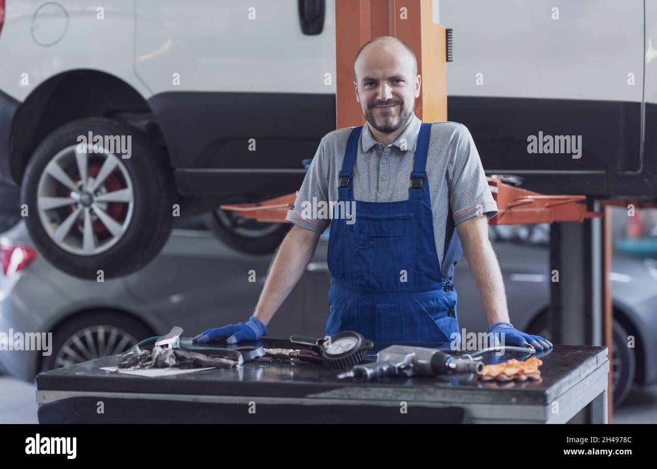 Smiling auto repair shop hi-res stock photography and images - Alamy