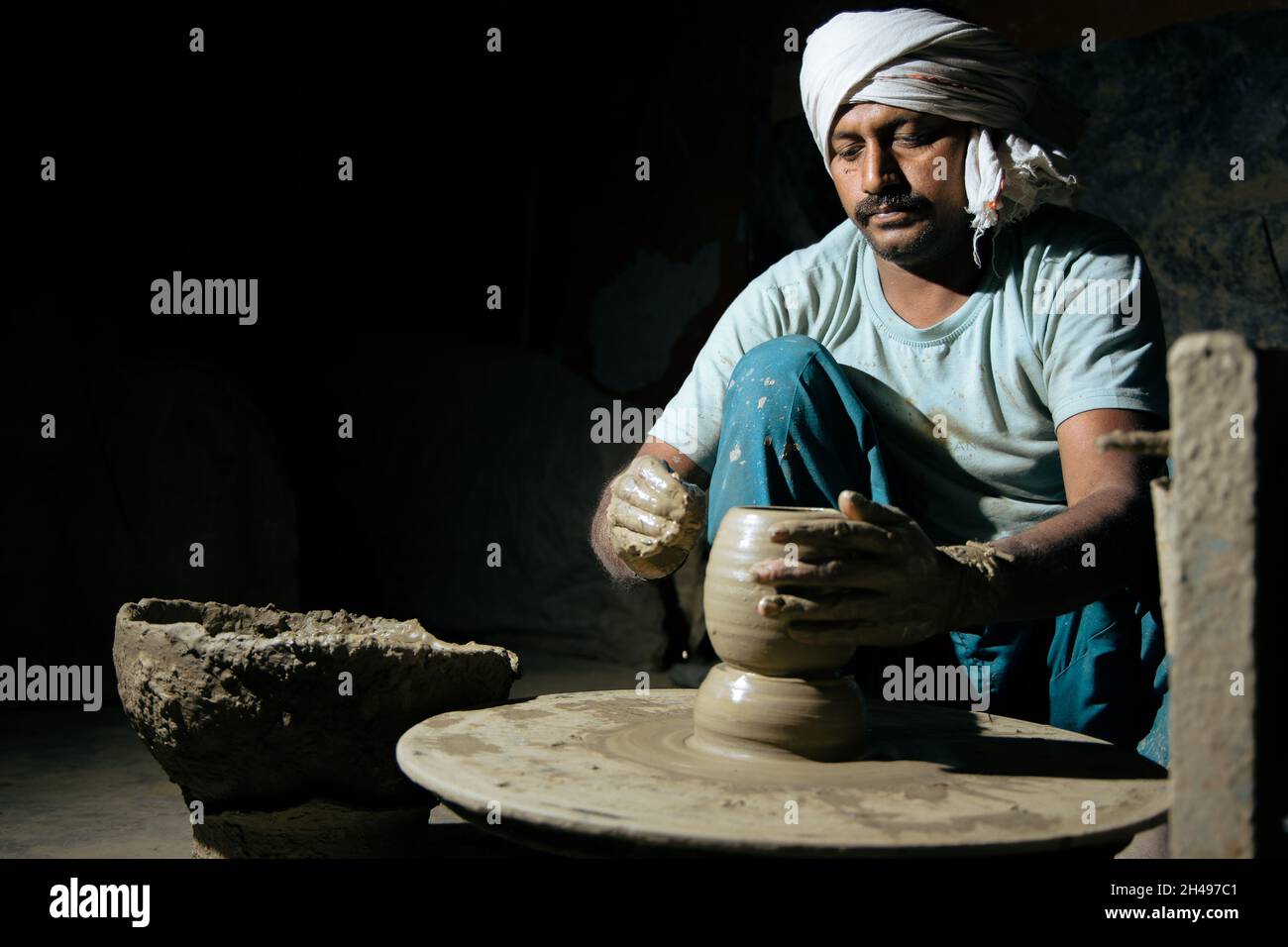 DE, INDIA - Oct 15, 2021: An Indian potter man presenting the culture ...