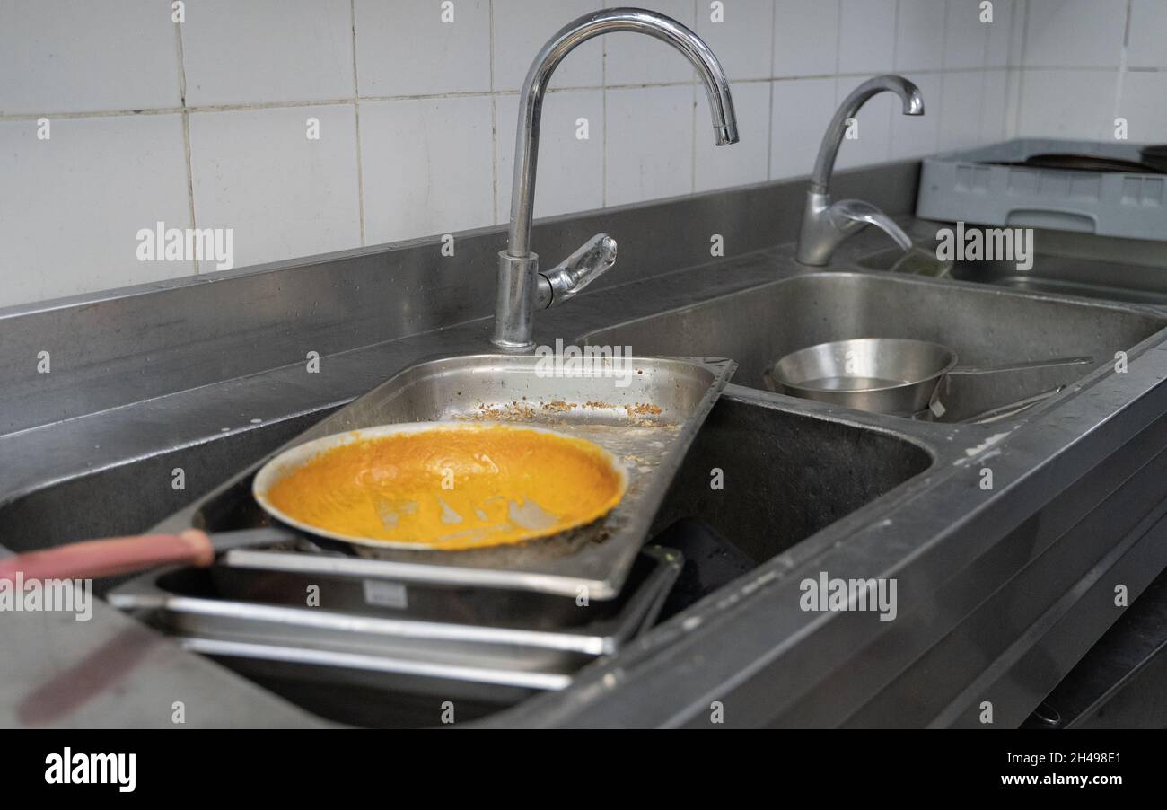 Washing dishes in restaurant hi-res stock photography and images - Alamy