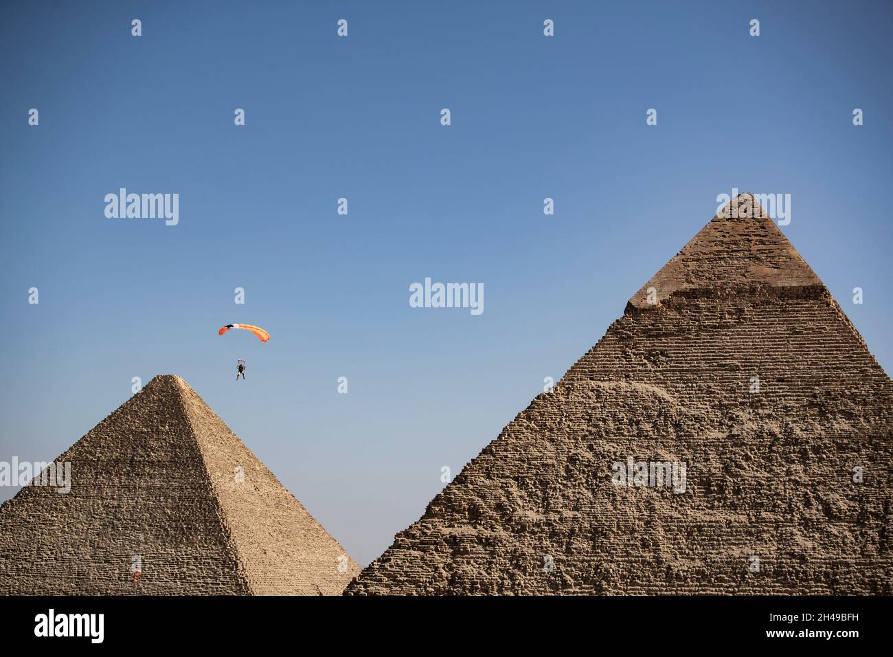 Egypt giza skydiving hi-res stock photography and images - Alamy