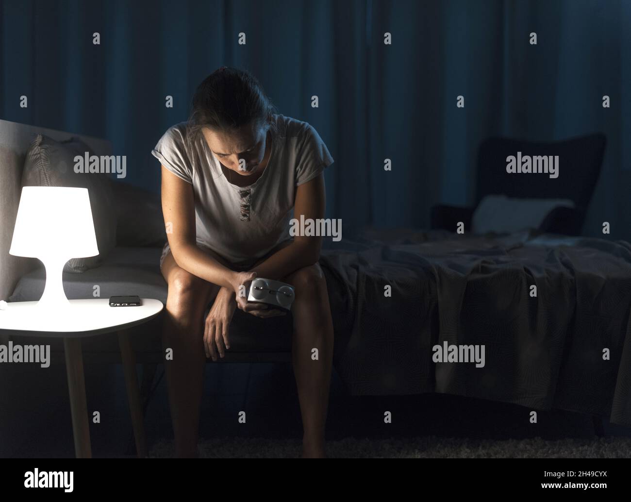 Woman cant sleep bed clock hi-res stock photography and images - Alamy