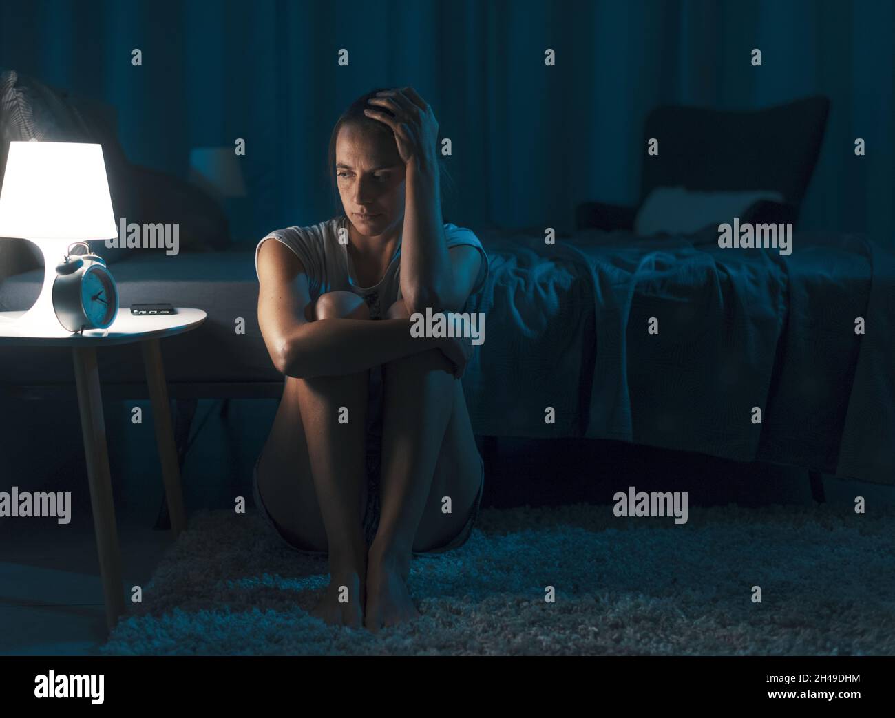 Woman cant sleep bed clock hi-res stock photography and images - Alamy