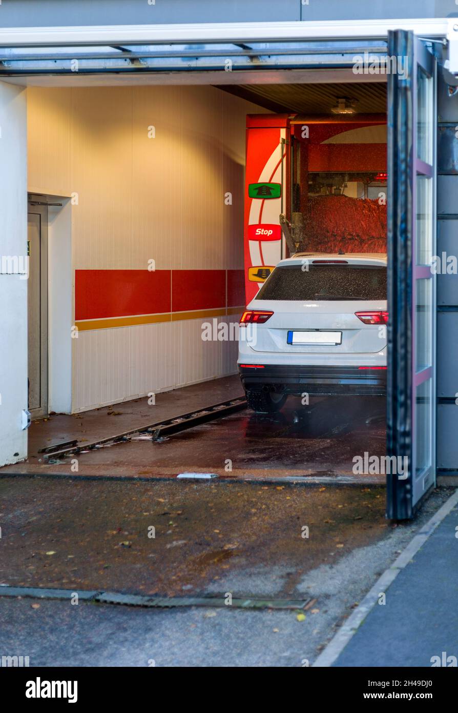 Car getting washed hi-res stock photography and images - Alamy
